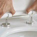 Comment changer l’abattant d’un WC suspendu ? - Pack WC